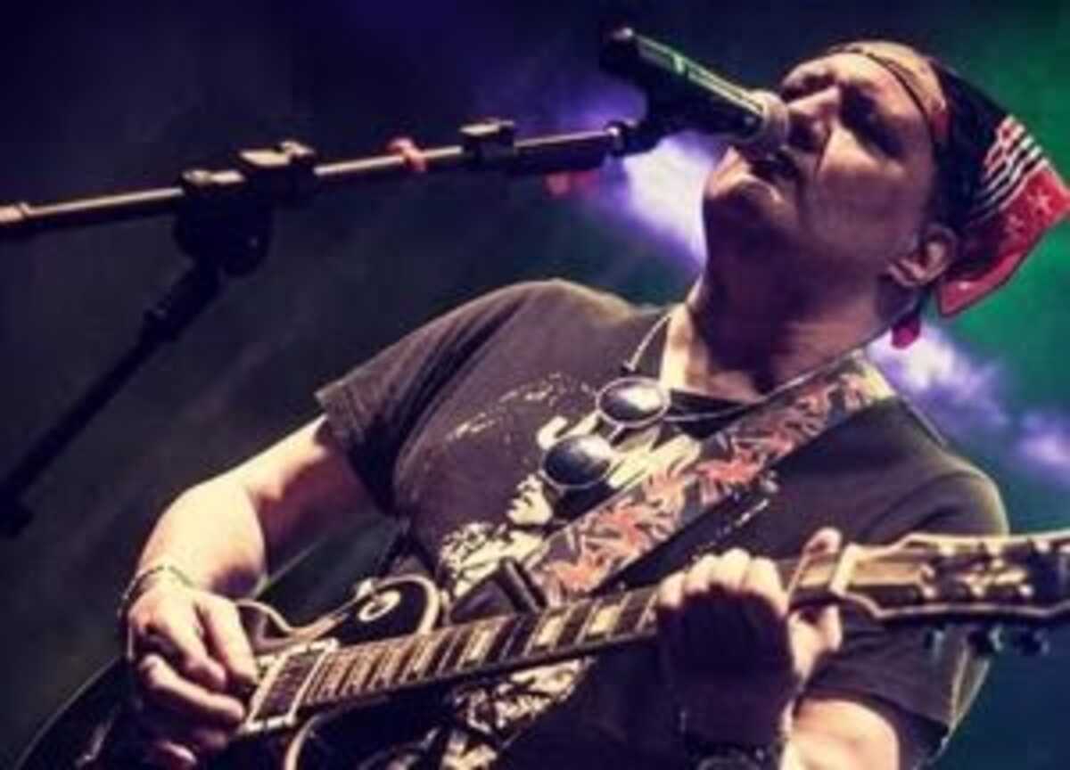 Guitarrista Léo Barreto lança música em homenagem a lendas do rock ...