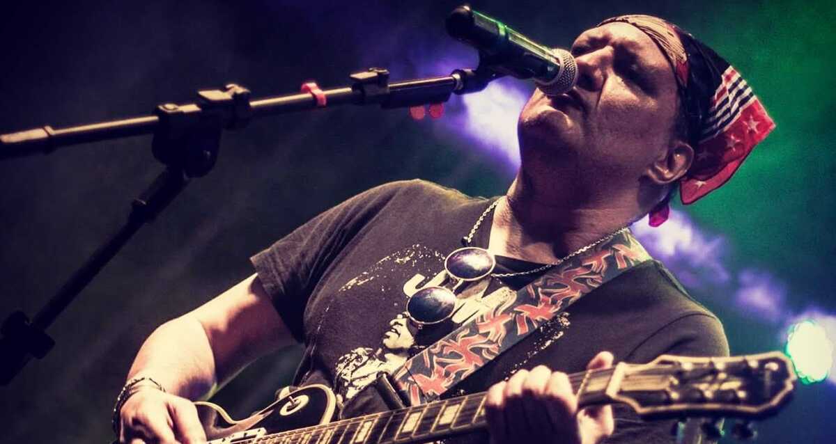 Leo Barreto celebra a história do rock com show repleto de clássicos em Arraial do Cabo - Folha ...