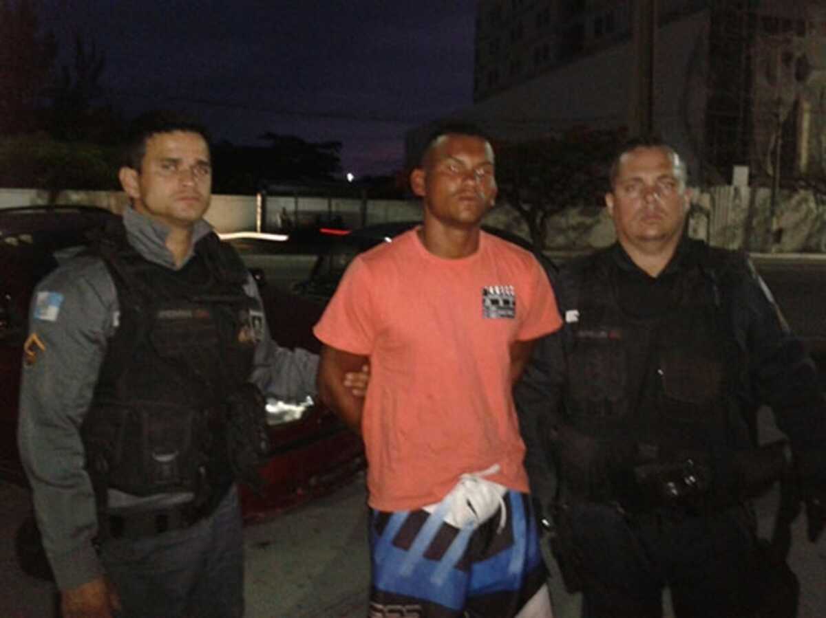 Dudu Shock é preso por policiais militares na Praia do Siqueira, em ...