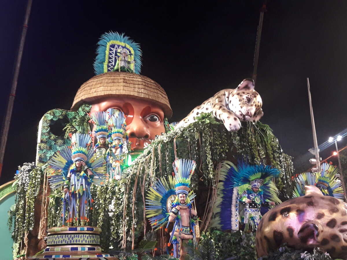 Mangueira faz desfile emocionante e se coloca entre as favoritas para ...